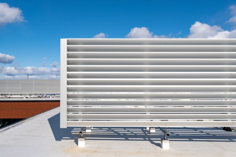 VisionGuard L10 Louvers Provide a Modern Rooftop Finish | RoofScreen